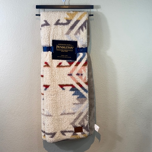 Pendleton | Bedding | Pendleton Southwest Reversible Throw Blanket ...